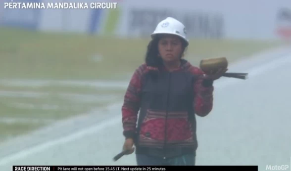 Aksi Raden Roro Istiati Wulandari Pawang Hujan di Sirkuit Mandalika ...